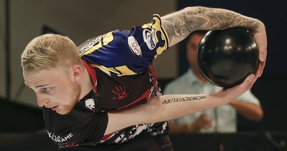 Two-handed bowling: Jogar de duas mãos é a nova tendência